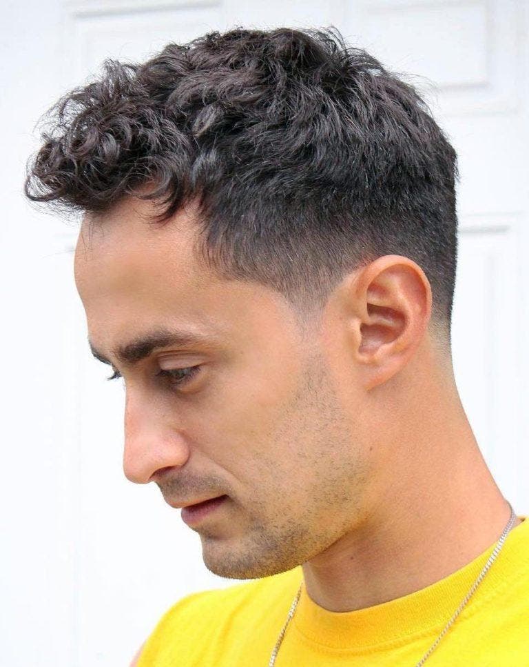 Coupe pour homme aux cheveux bouclés : 70 idées de coiffures tendance 2024