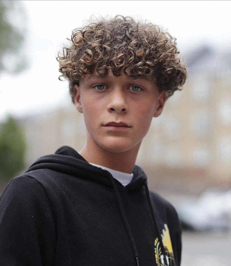 Coupe pour homme aux cheveux bouclés : 70 idées de coiffures tendance 2024