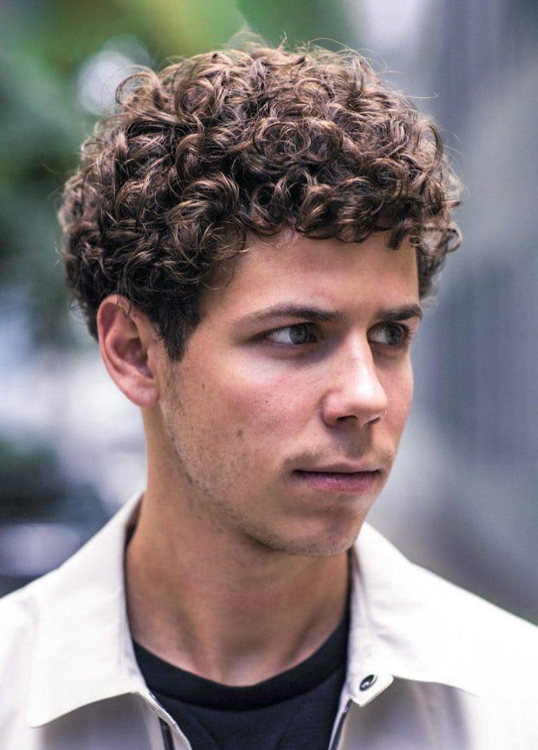Coupe pour homme aux cheveux bouclés : 70 idées de coiffures tendance 2024
