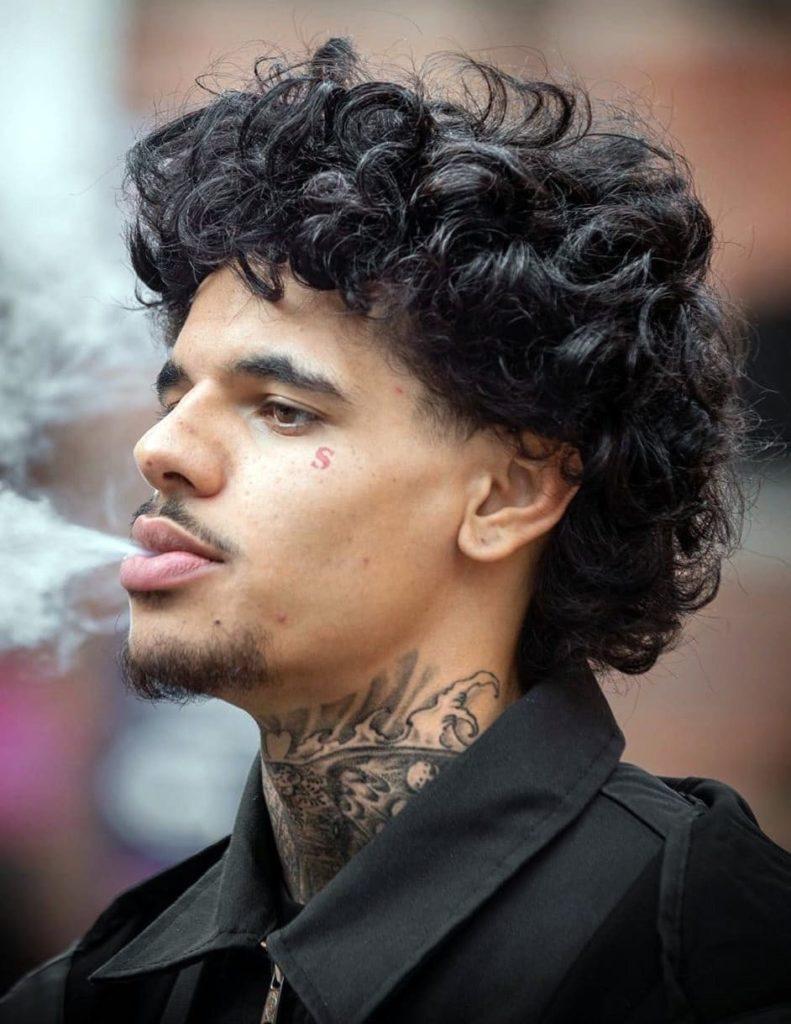 Coupe pour homme aux cheveux bouclés : 70 idées de coiffures tendance 2024