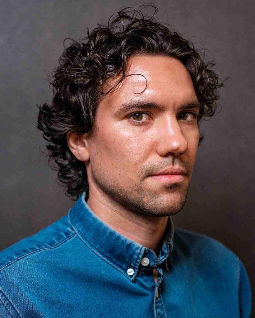 Coupe pour homme aux cheveux bouclés : 70 idées de coiffures tendance 2024