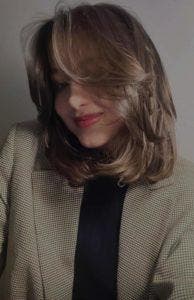 Coupe butterfly pour cheveux mi-longs : 20 coiffures à adopter en 2024