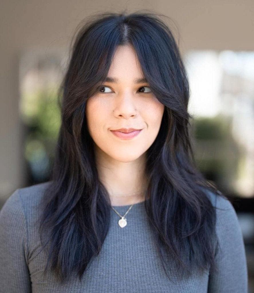 Frange rideau longue : 40 idées de coiffures tendance en 2024