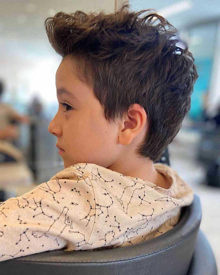 Coupes de cheveux pour garçons : 100 idées de coiffures tendance 2024