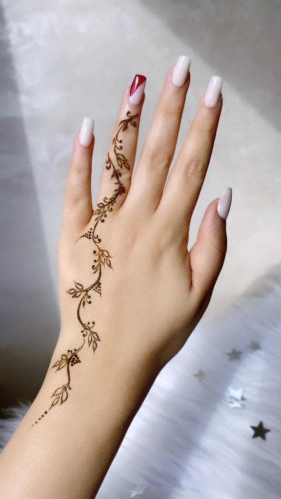 15 idées de tatouages au henné simples sur les mains et les doigts