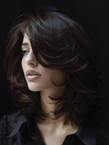 Coupe butterfly pour cheveux mi-longs : 20 coiffures à adopter en 2024