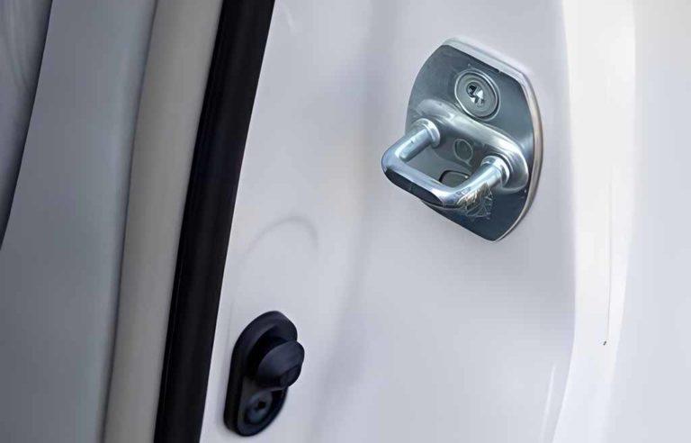À quoi sert vraiment le crochet sur la portière de la voiture