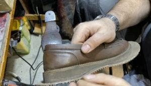 Il trucco per riparare facilmente le suole strappate delle tue scarpe ...