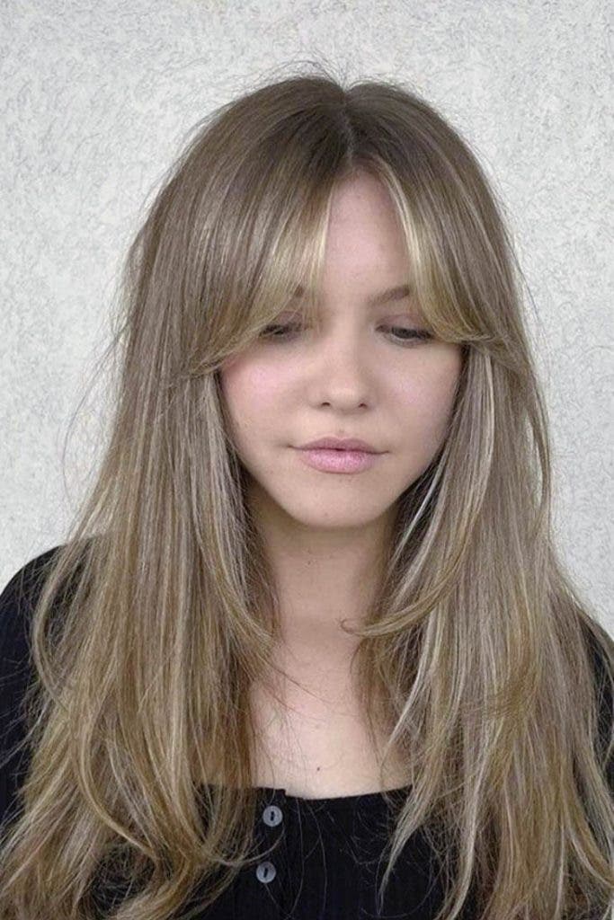 Frange rideau longue : 40 idées de coiffures tendance en 2025