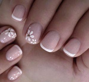 French manucure blanche : 15 idées pour vos ongles à essayer en 2024