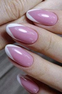 French manucure blanche : 15 idées pour vos ongles à essayer en 2024