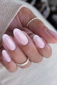 French manucure blanche : 15 idées pour vos ongles à essayer en 2024