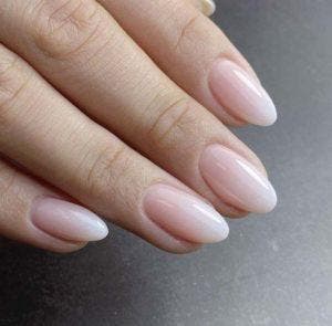 Babyboomer : 15 manucures tendance pour sublimer vos ongles en 2024