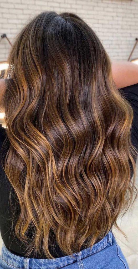 Mèches miel caramel : 30 idées de colorations pour vos cheveux