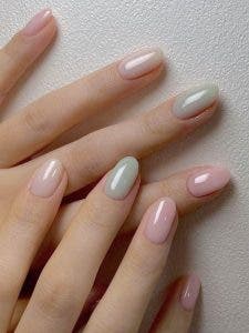 Ongle court : 33 idées de manucures tendance en 2025