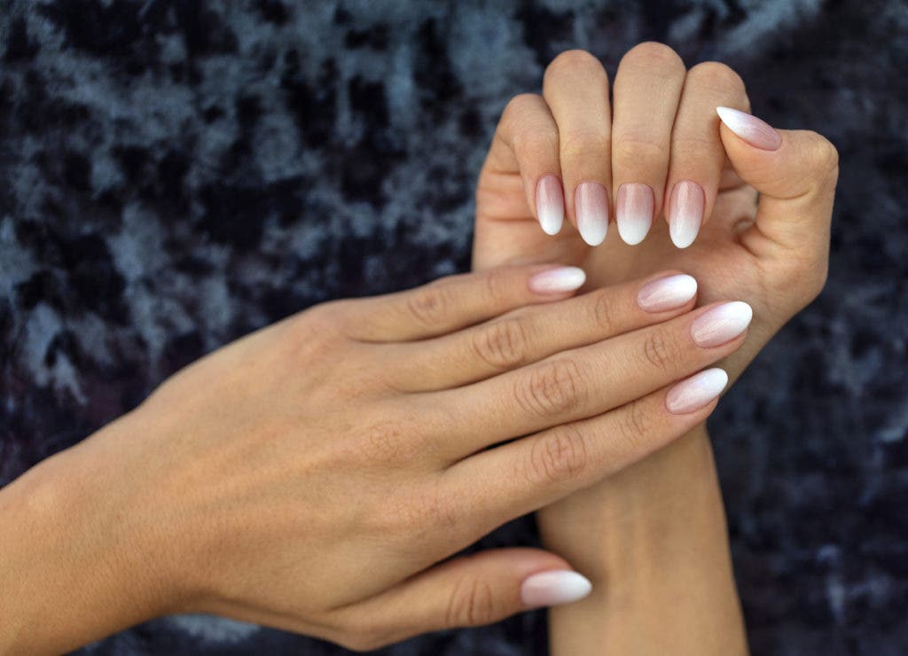 French manucure blanche : 15 idées pour vos ongles à essayer en 2024