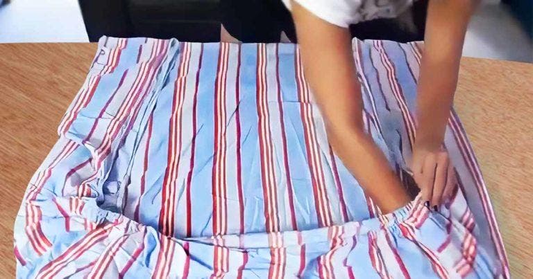 Pliez vos draps en une minute avec une technique simple : sans fer à ...