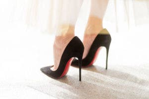 Pourquoi les chaussures Louboutin ont-elles des semelles rouges