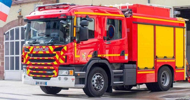 Pourquoi les camions de pompiers sont-ils rouges