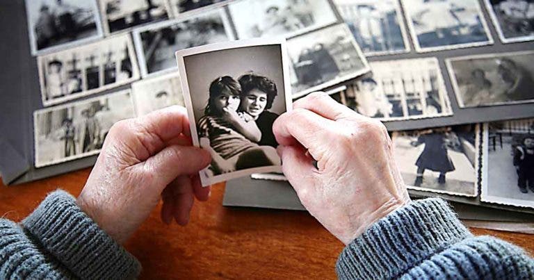 Que doit-on faire des photos d’une personne décédé