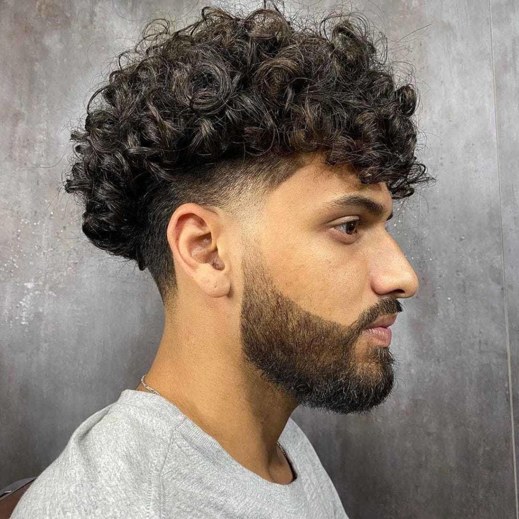 Taper cheveux bouclés : les 15 coiffures pour homme tendance en 2025