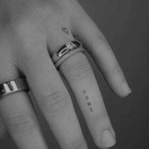 Tatouages en forme de coeur : 50 dessins tendances en 2023