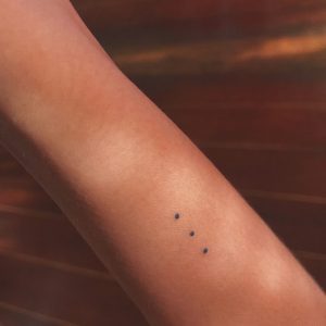 Tatouage minimaliste : 100 idées tendance en 2025