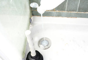 Comment déboucher une douche : 6 astuces