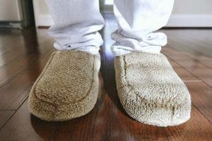 Voici comment faire disparaître les mauvaises odeurs des chaussons sans les laver