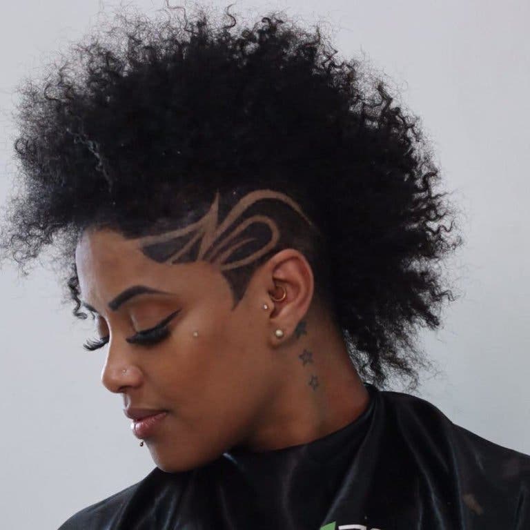 Capelli ricci rasati di lato: 60 foto piene di stile – trucchi per il ...