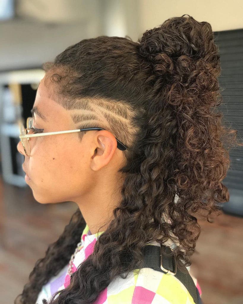 Capelli ricci rasati di lato: 60 foto piene di stile – trucchi per il ...