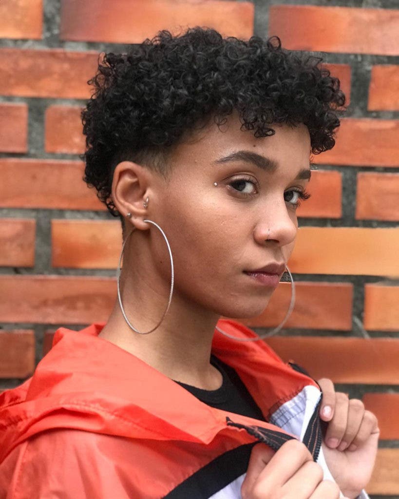 Capelli ricci rasati di lato: 60 foto piene di stile – trucchi per il ...