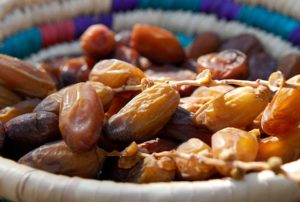 À quoi sert ce bâtonnet dans le paquet de dattes