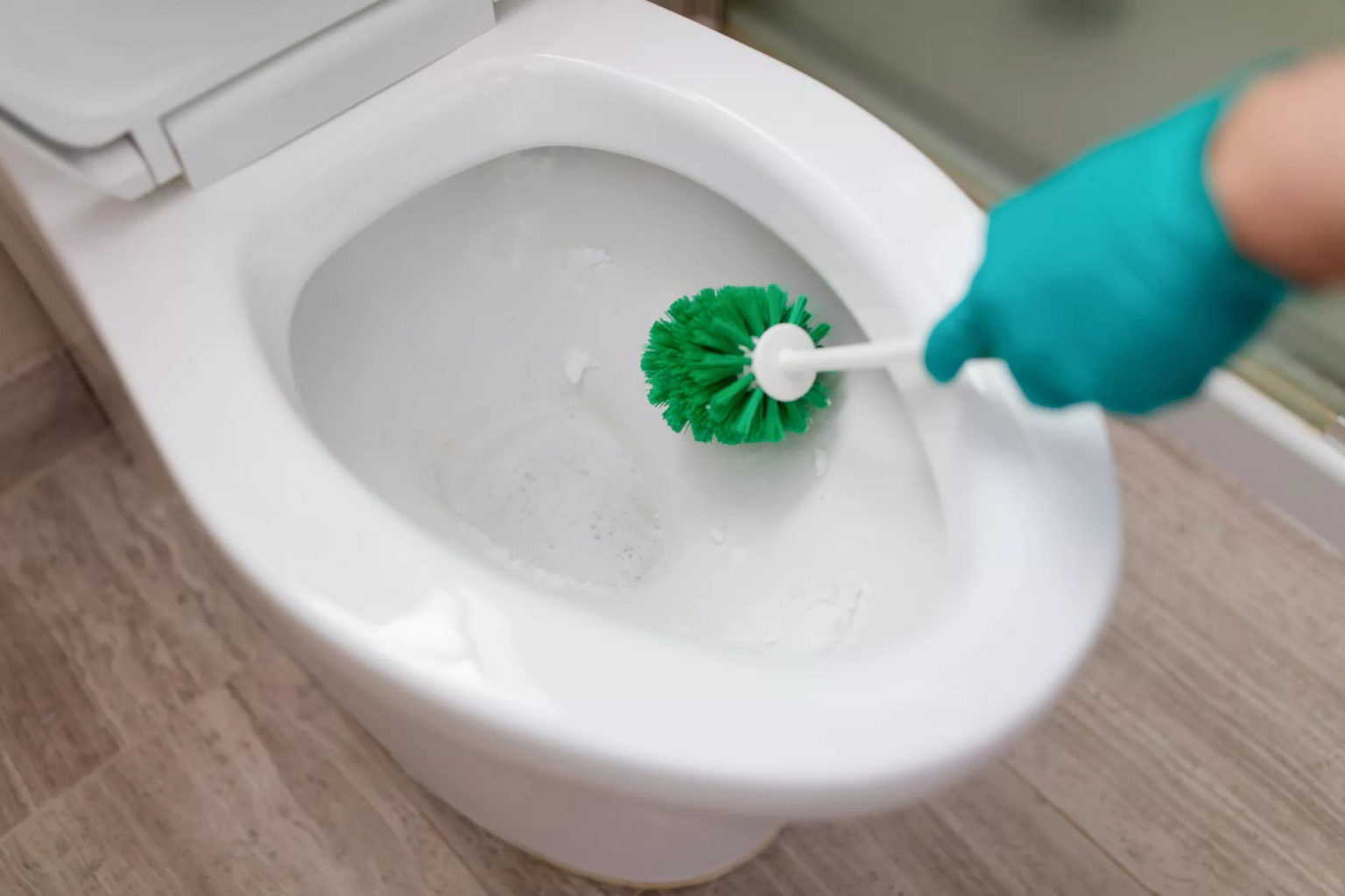 Comment nettoyer le fond de la cuvette WC avec du bicarbonate