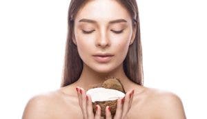 Comment utiliser l’huile de coco et une brosse à dent pour lutter contre les rides du visage