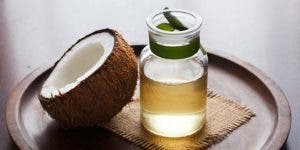 Comment utiliser l’huile de coco et une brosse à dent pour lutter contre les rides du visage