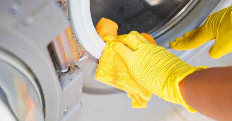 Machine à laver qui pue : Comment la nettoyer et l’entretenir