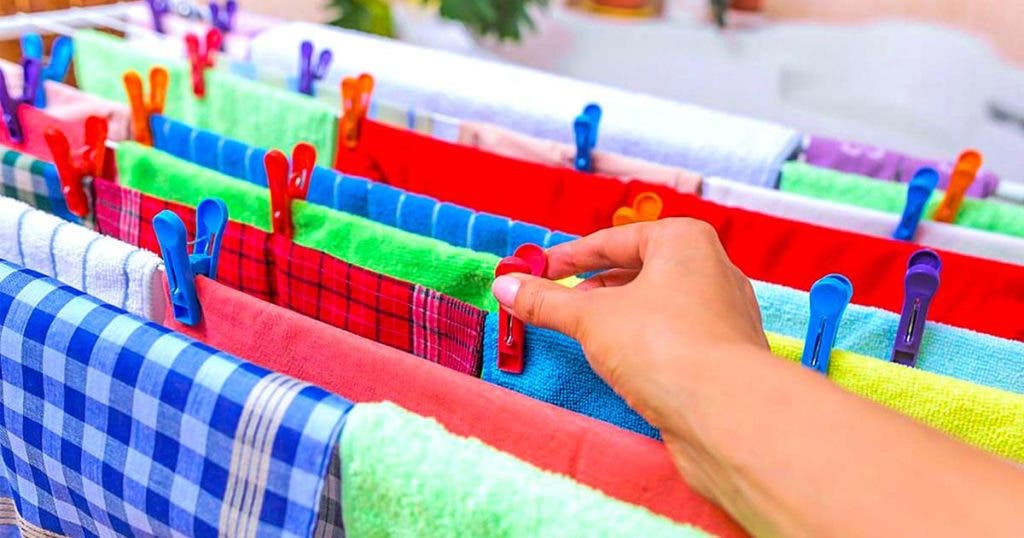 Comment sécher un vêtement avec l'astuce de la serviette