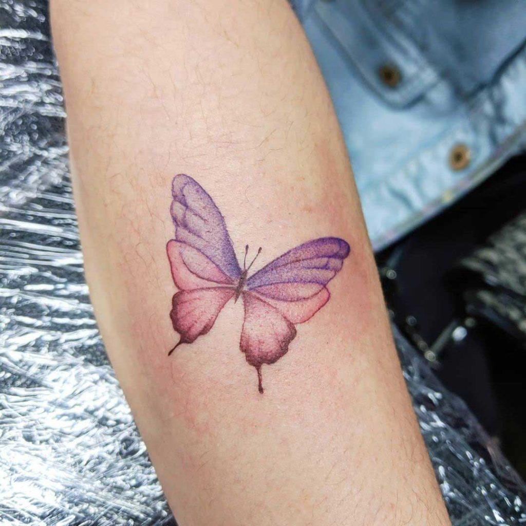 Tatouage papillon : 35 dessins tendances en 2023