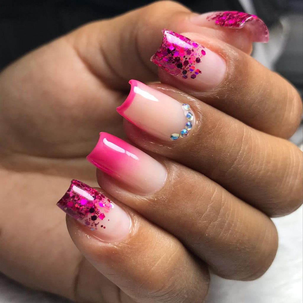 Ongles roses à paillettes : 35 idées glamour pour celles qui aiment les ...