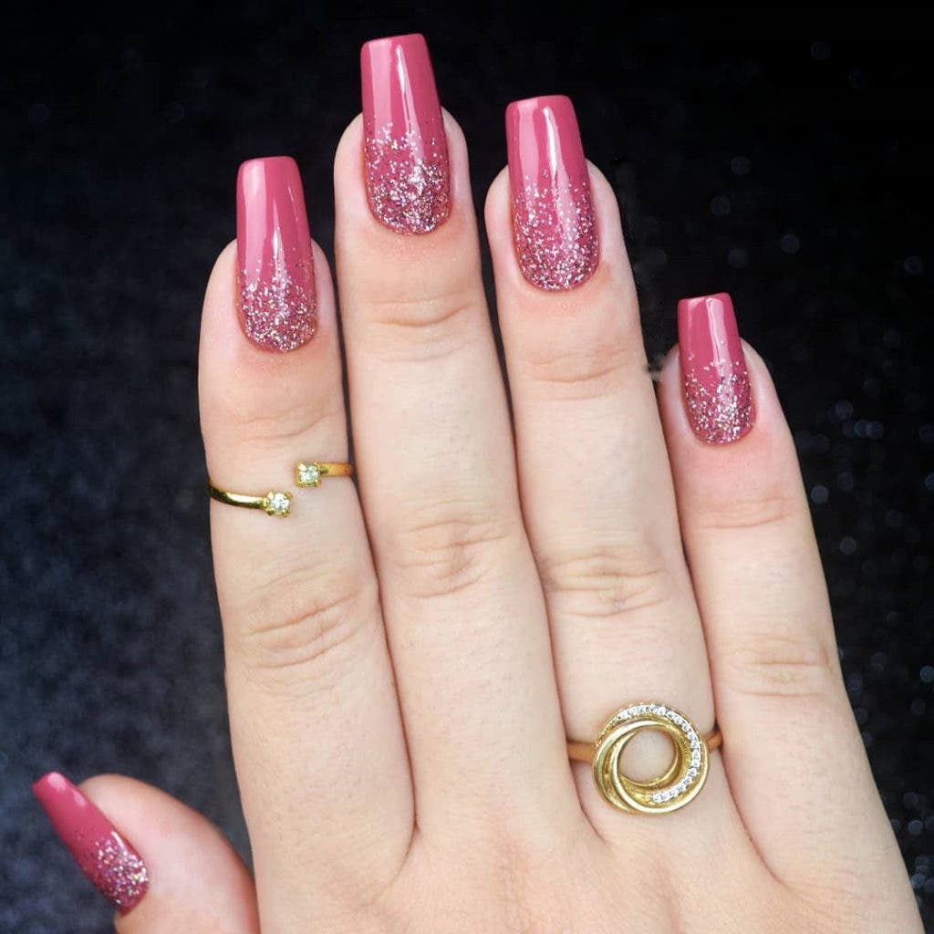 Ongles roses à paillettes : 35 idées glamour pour celles qui aiment les ...